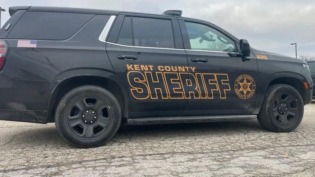 امرأة مسلمة من غراند رابيدز تقاضي مقاطعة كنت بسبب إرغامها على خلع ...